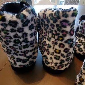 Justin Boots | Shoes | Girls Slippers | Poshmark